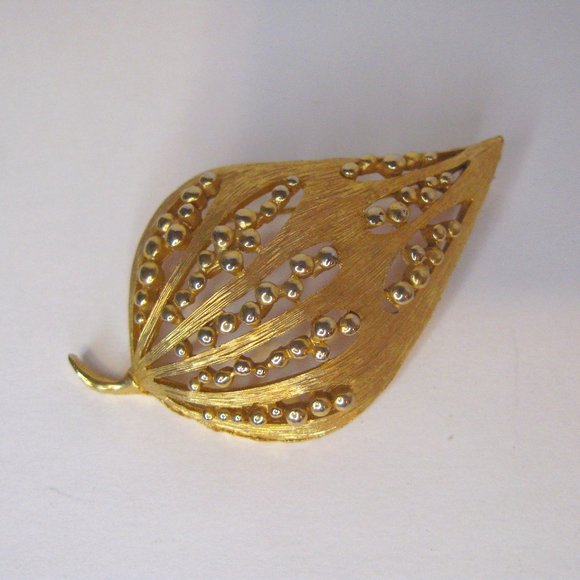 Vintage | Jewelry | Vintage Gold Tone Milk Weed Pod Brooch | Poshmark